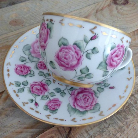 Tasse à thé en porcelaine française - Décor roses classiques et or