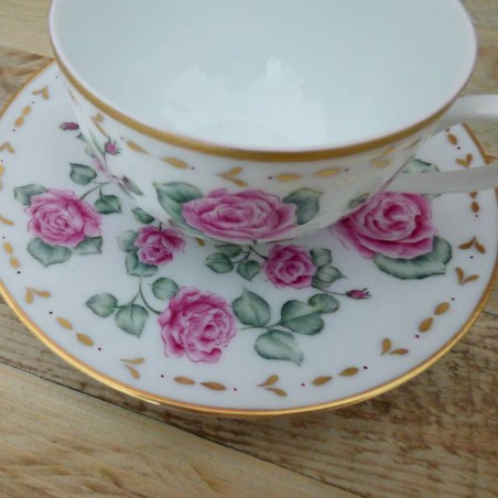 Tasse à thé en porcelaine française - Décor roses classiques et or