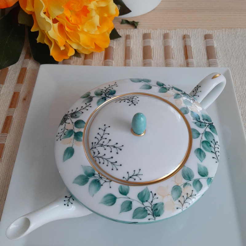 French porcelain teapot with green and gold leaves - Artisan d'art