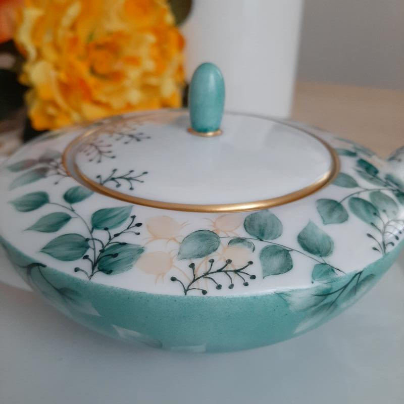 French porcelain teapot with green and gold leaves - Artisan d'art