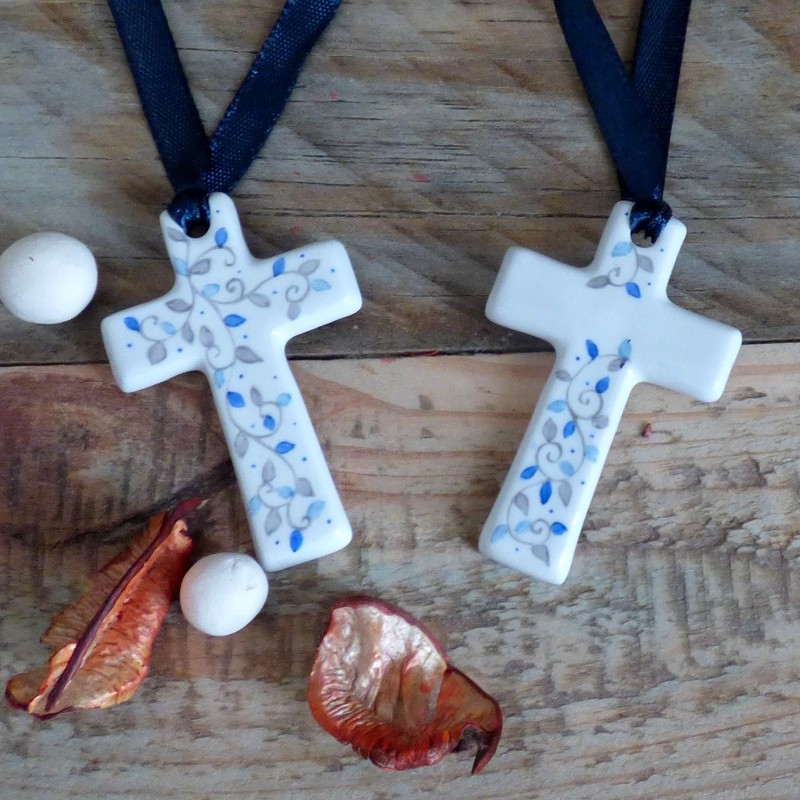 Petite croix bleue porcelaine - Naissance baptême ou communion