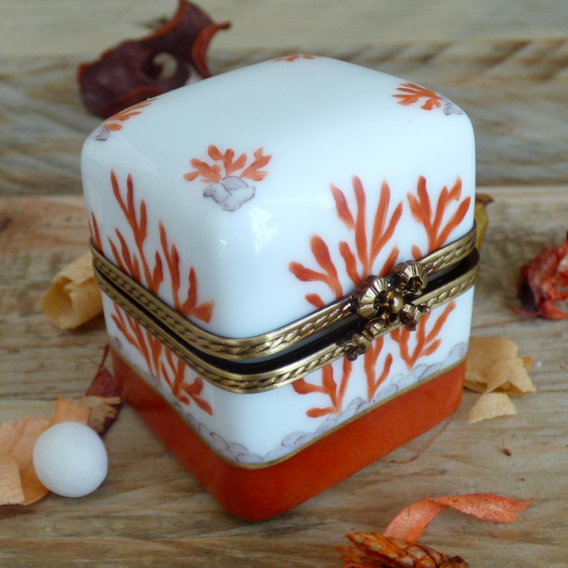 Boite porcelaine France et collier assorti - Cadeau Noces de Corail